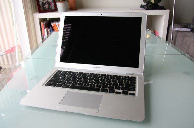 Z historie Applu: MacBook Air vytažený z obálky jako nejtenčí počítač ...