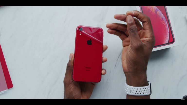 iPhone XR je vyprodaný. Zítra však bude na českých prodejnách k sehnání ...