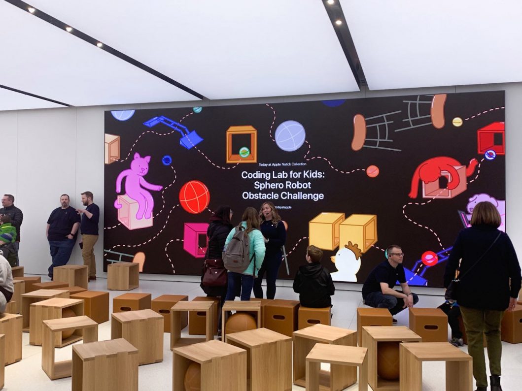 Nahlédněte do kompletně renovovaného Apple Storu v Natick Mall ...