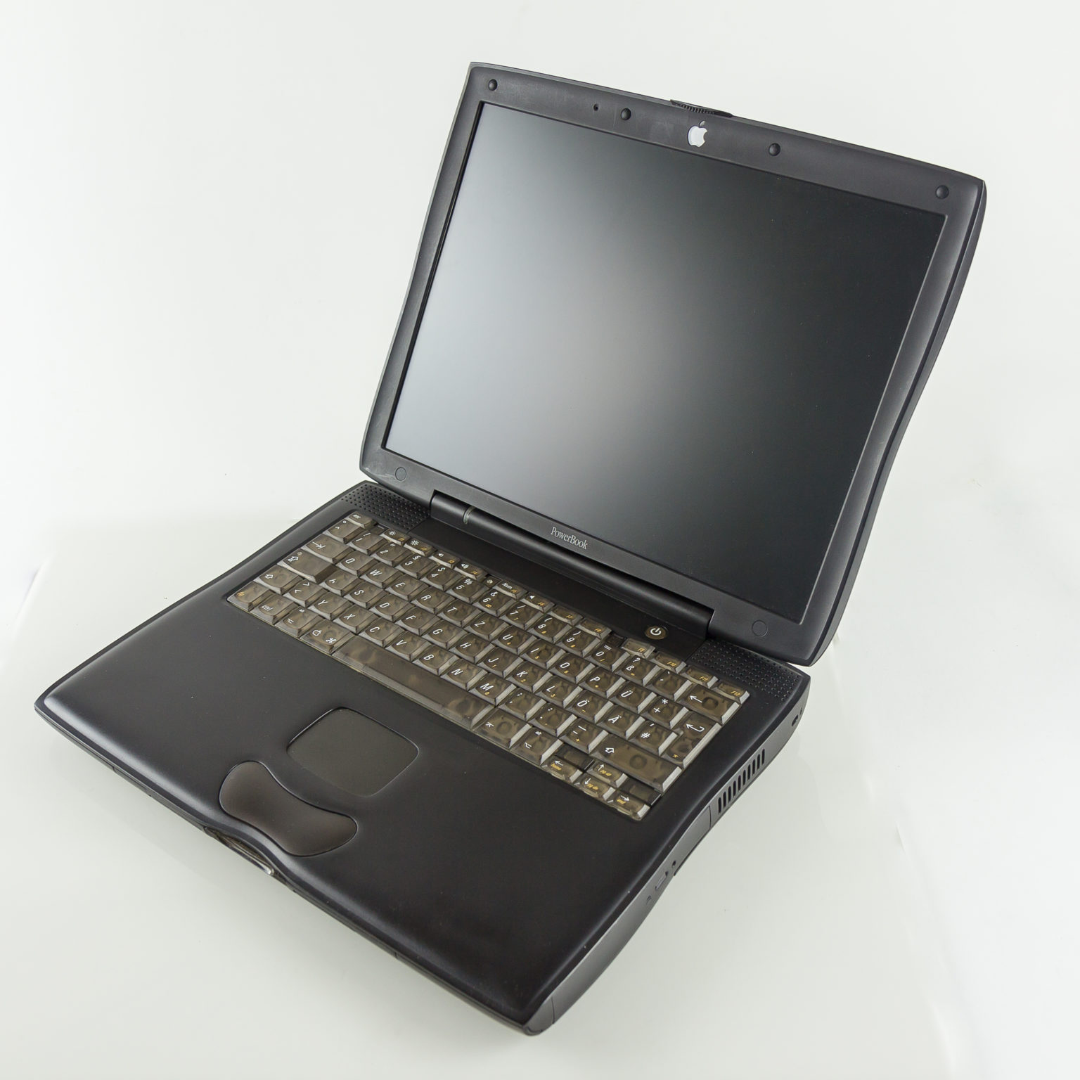 Z historie Applu: Přichází PowerBook G3 s bronzovou klávesnicí ...