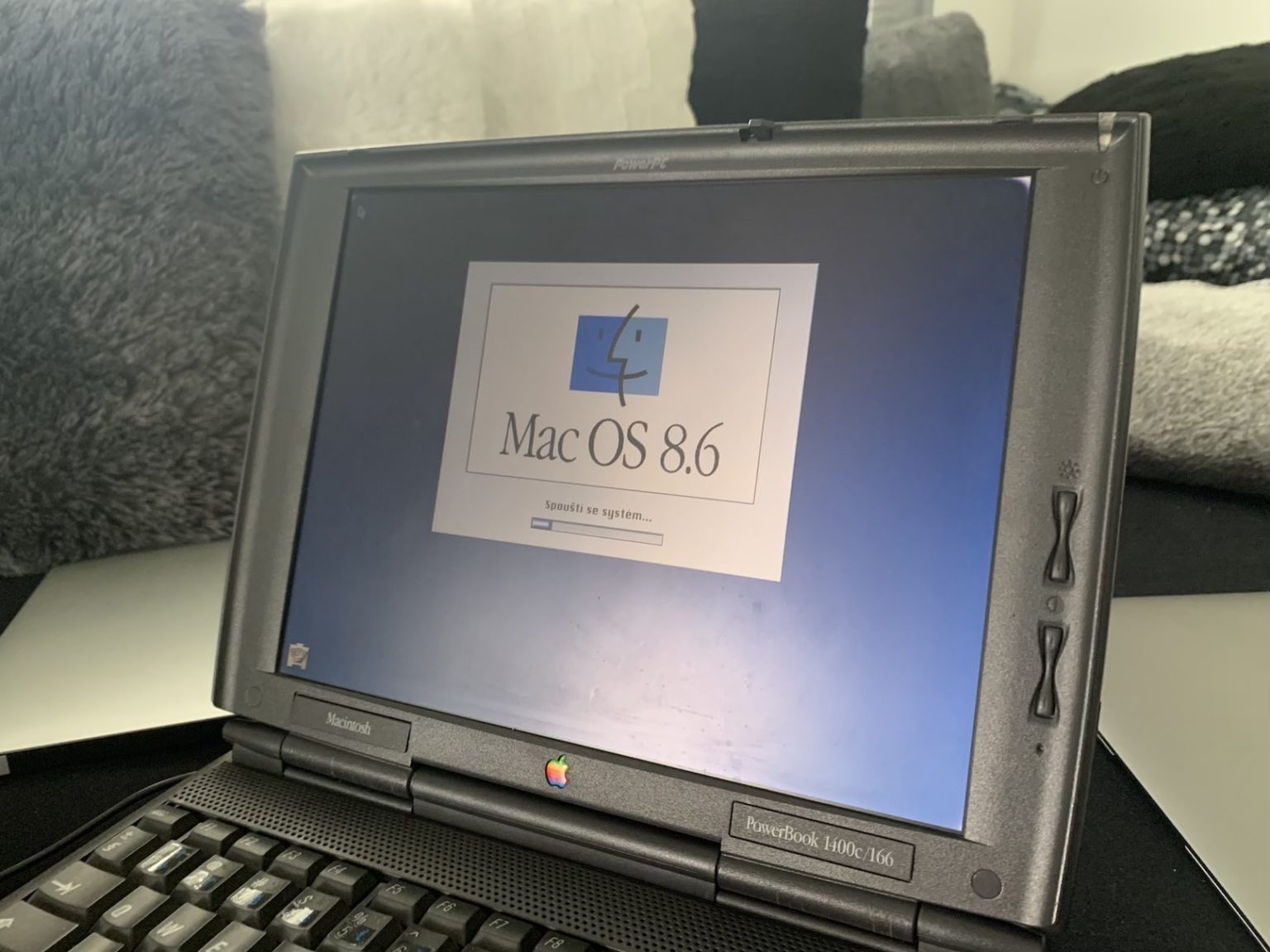 Vyzkoušeli jsme 23 let starý PowerBook 1400cs. Jaký je v dnešní době ...