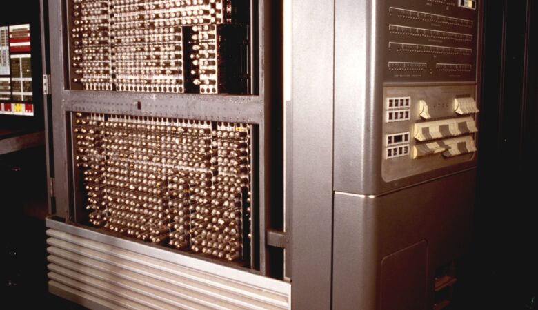 Zpátky do minulosti: IBM 704 a Huffington Post (7. 5. 2021) – Jablíčkář.cz