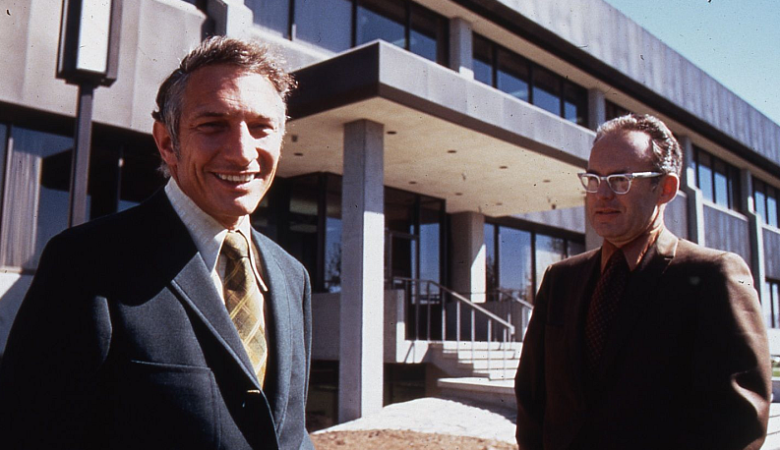 Zpátky do minulosti: Zemřel Robert Noyce a přichází Intel Nehalem (3. 6 ...