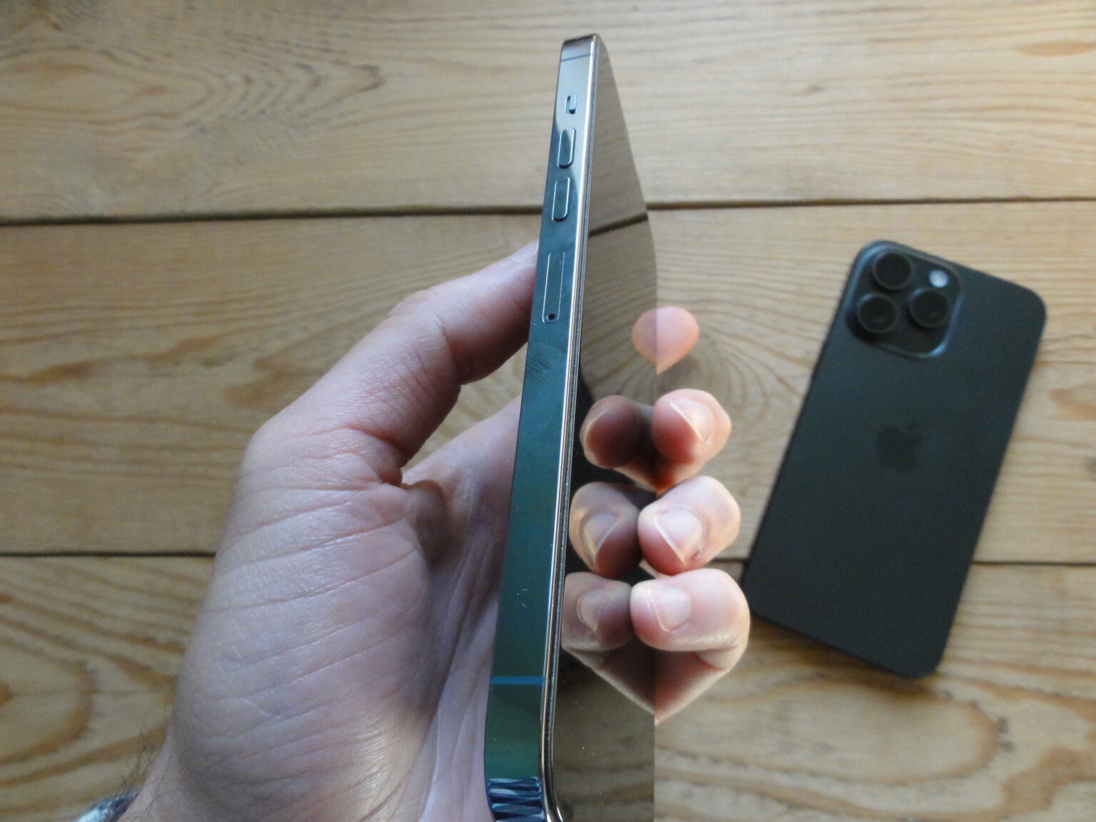 Jak moc se špiní titan iPhonů 15 Pro oproti oceli? Vyzkoušeli jsme to ...