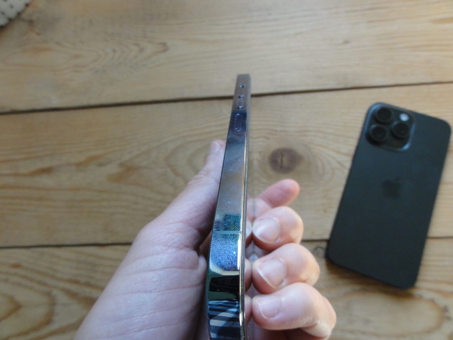 Jak moc se špiní titan iPhonů 15 Pro oproti oceli? Vyzkoušeli jsme to ...