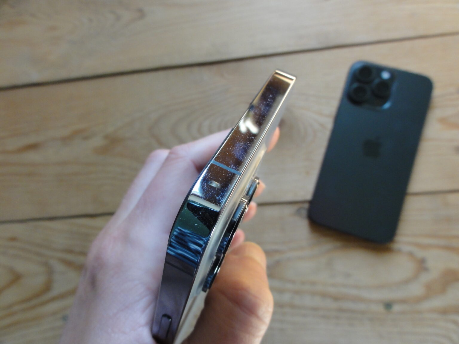 Jak moc se špiní titan iPhonů 15 Pro oproti oceli? Vyzkoušeli jsme to ...