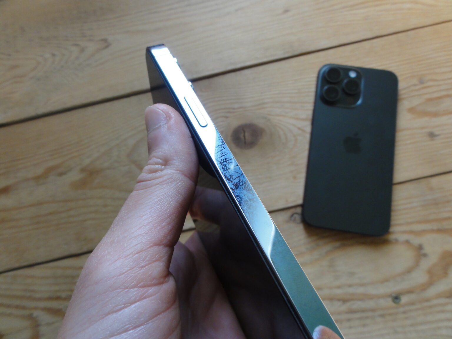 Jak moc se špiní titan iPhonů 15 Pro oproti oceli? Vyzkoušeli jsme to ...