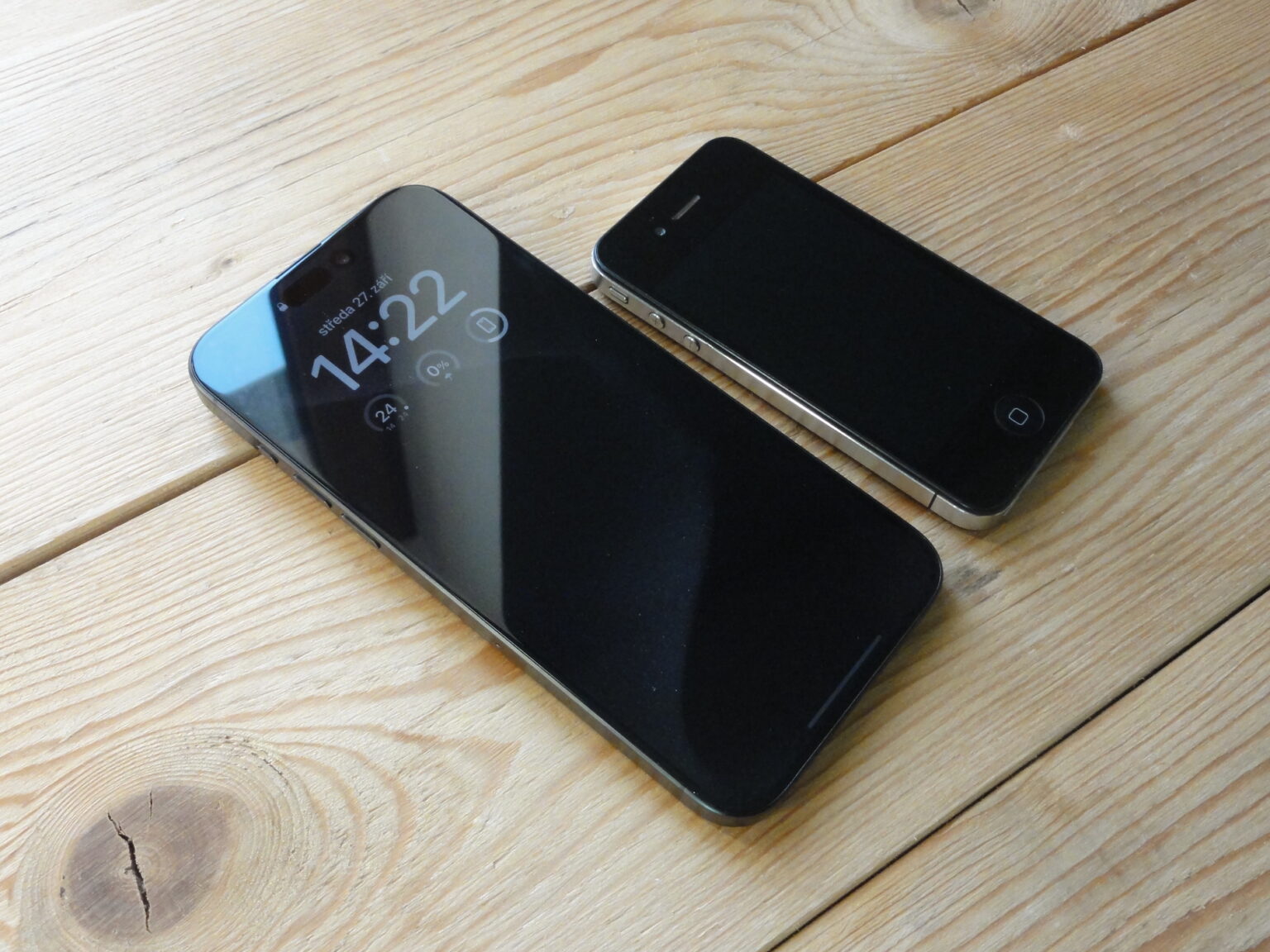 iPhone 15 Pro Max vs. iPhone 4: Dva ikonické designy, dva jiné světy – Jablíčkář.cz