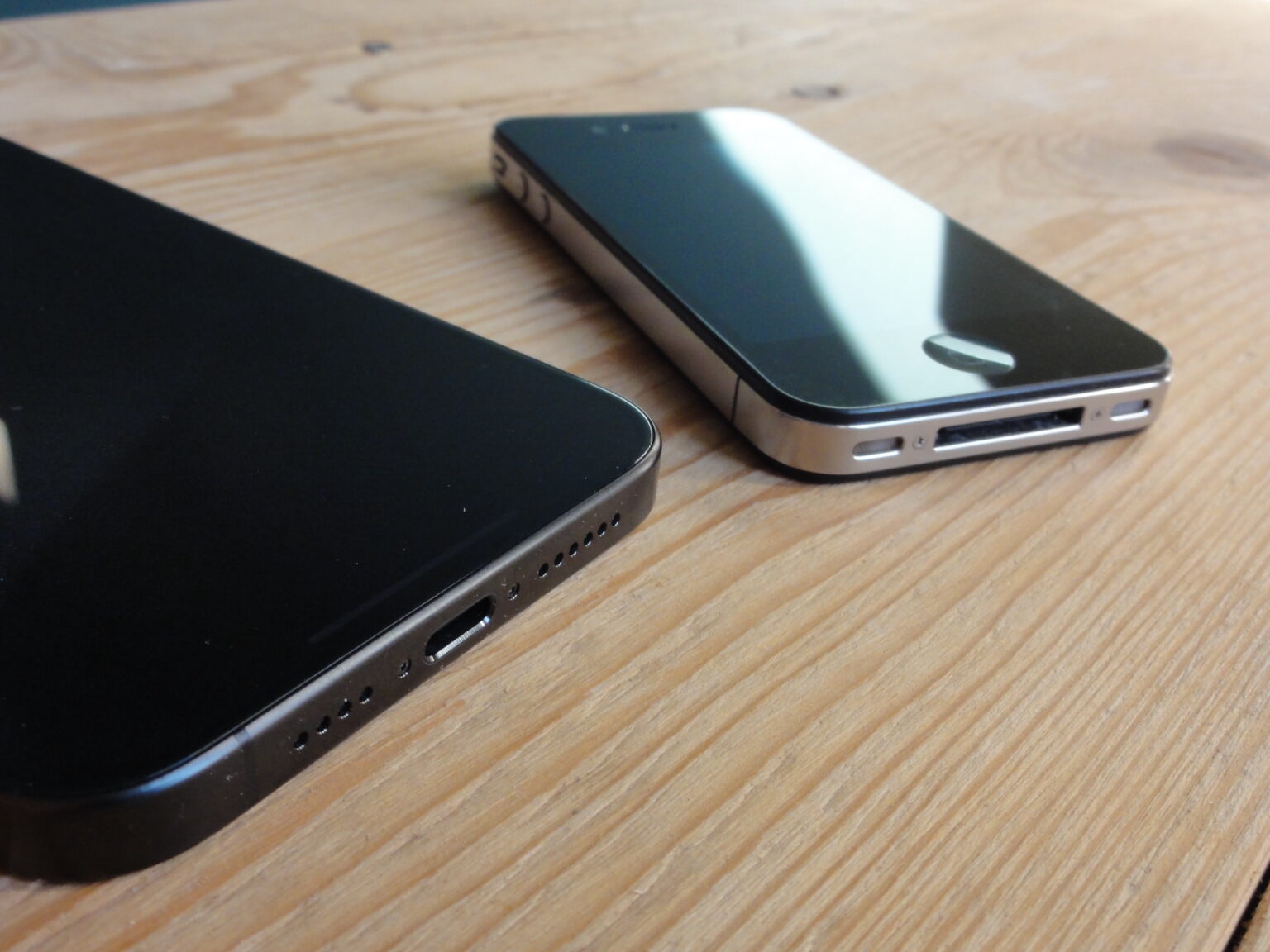 iPhone 15 Pro Max vs. iPhone 4: Dva ikonické designy, dva jiné světy – Jablíčkář.cz