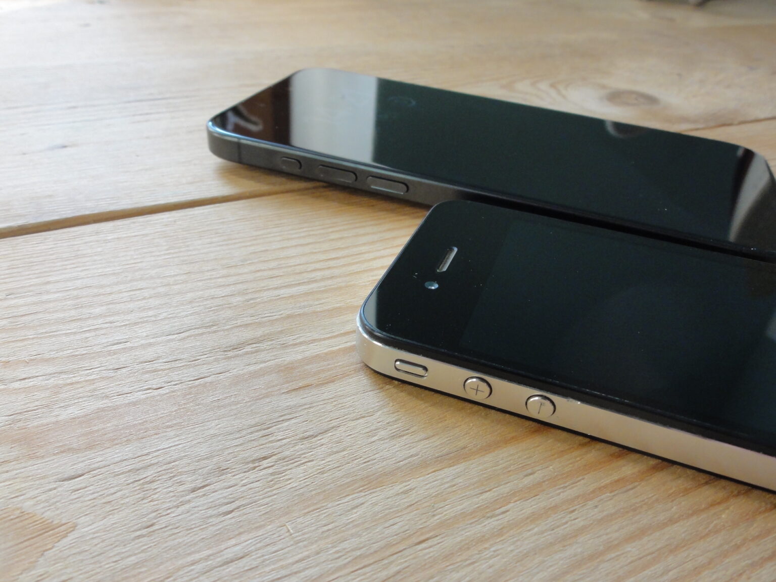 iPhone 15 Pro Max vs. iPhone 4: Dva ikonické designy, dva jiné světy – Jablíčkář.cz