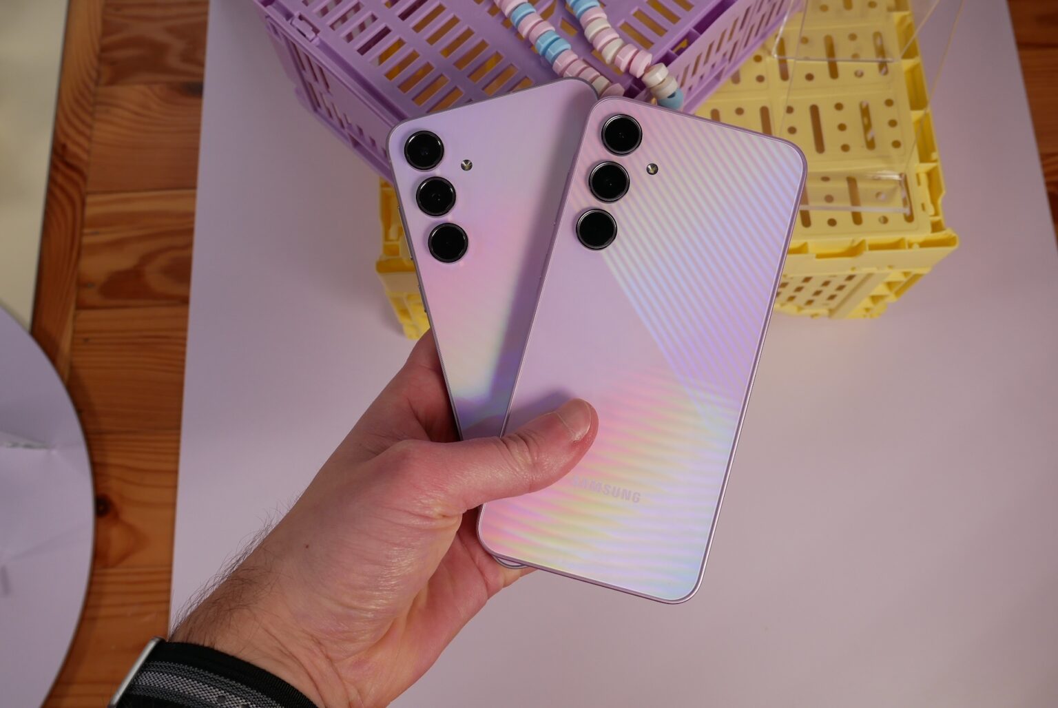Samsung s Galaxy A55 ukazuje Applu, jak se mají dělat „levné“ telefony ...